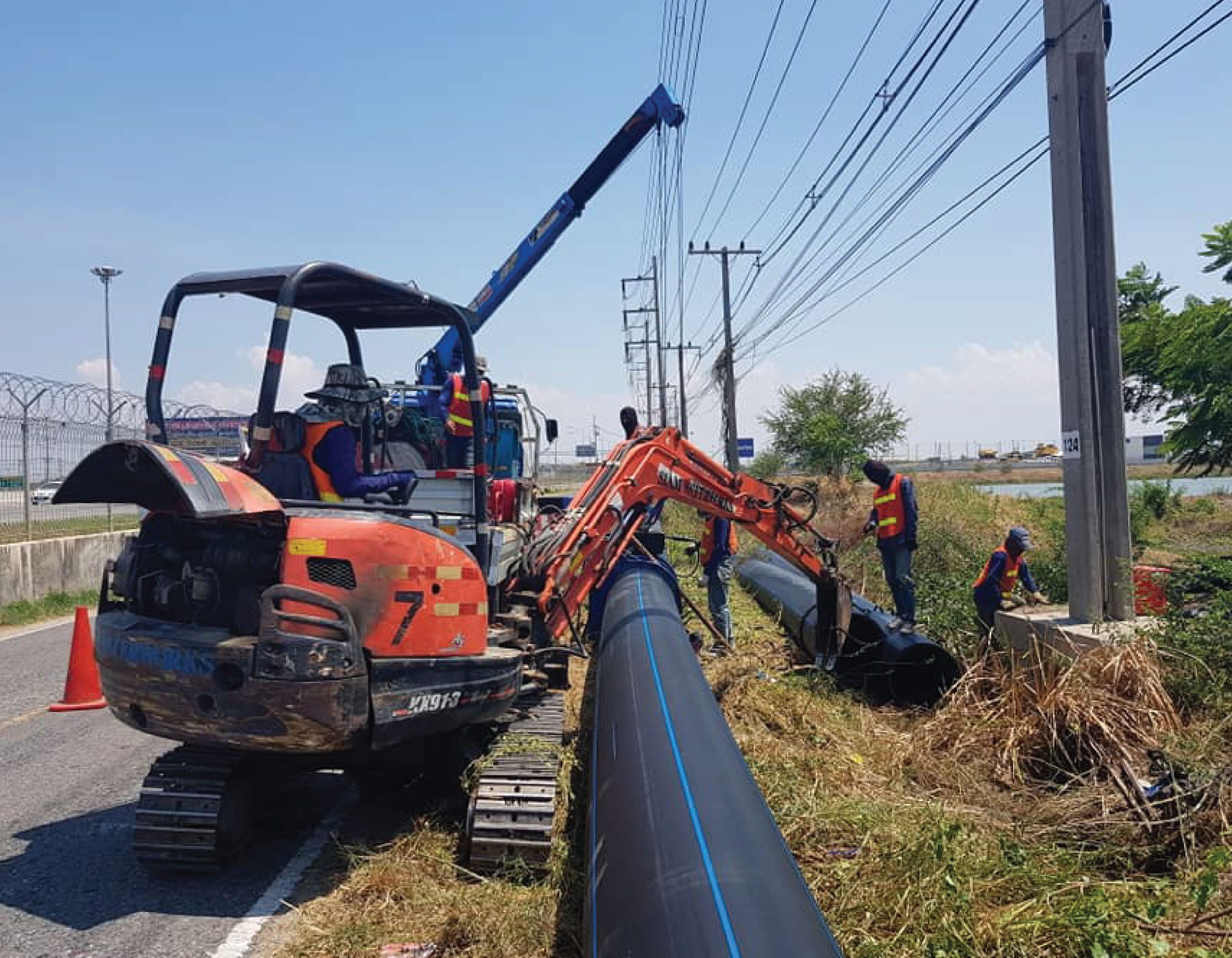 Installation of HDPE pipe at local Motorway. - Thai-Asia P.E. Pipe Co ...